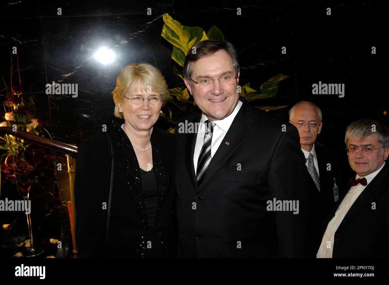 Bundes - Verteidigungsminister Franz Josef Jung und Ehefrau Beate ...