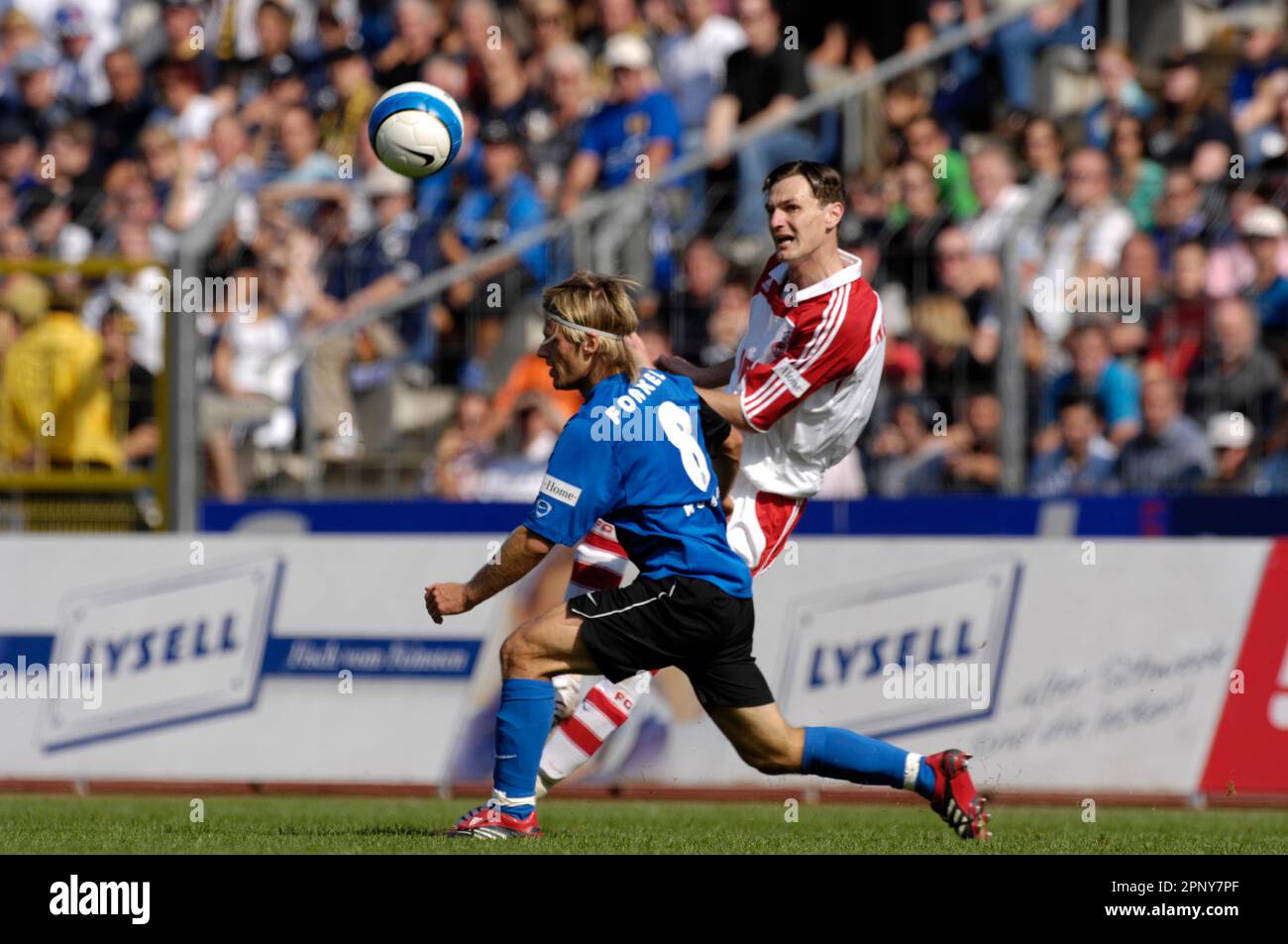 Milivoje Novakovic Aktion gegen Martin Forkel. Fußball 2. Bundesliga ...