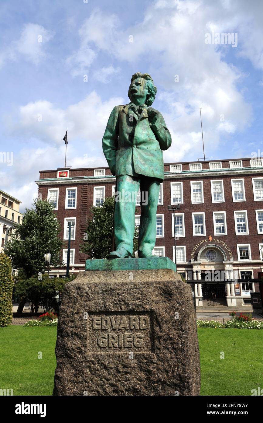 Edvard Grieg statue in Festplassen gardens, Bergen City, Hordaland ...
