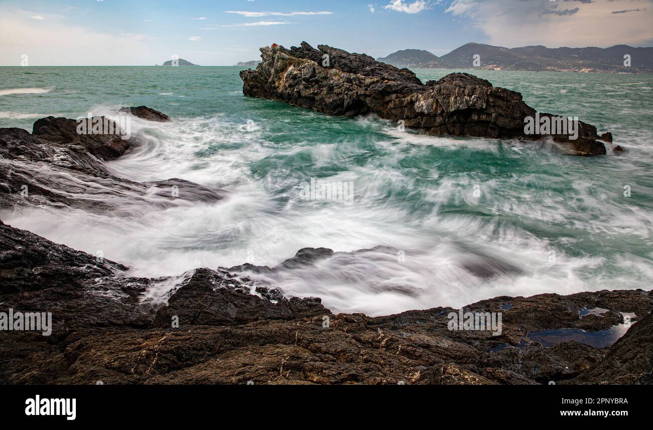 Water flowing around big rock hi-res stock photography and images - Alamy