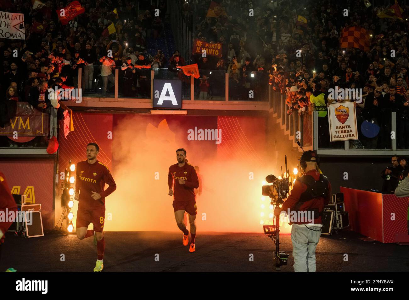 Roma's Serbian midfielder Nemanja Matic and Roma's Italian midfielder ...