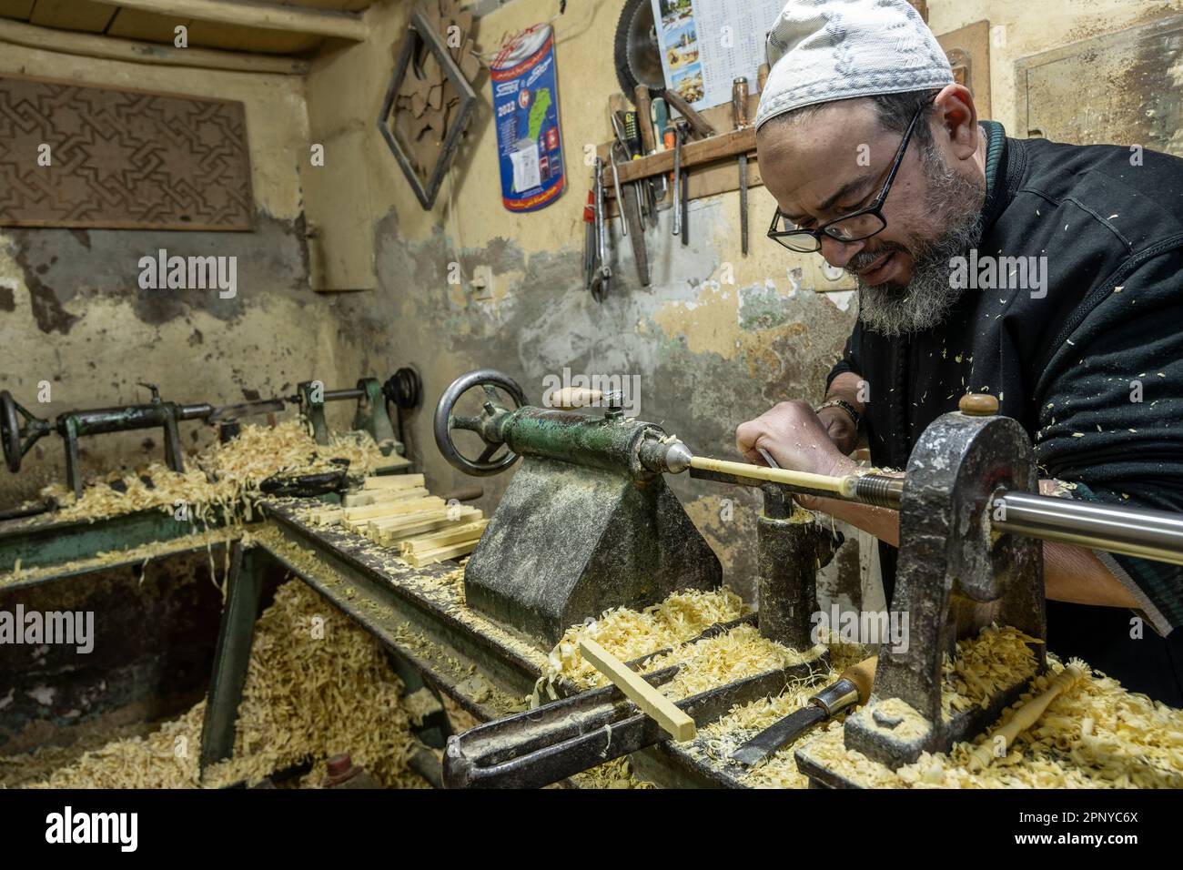 Craftsman carving a piece of wood with a lathe Stock Photo - Alamy