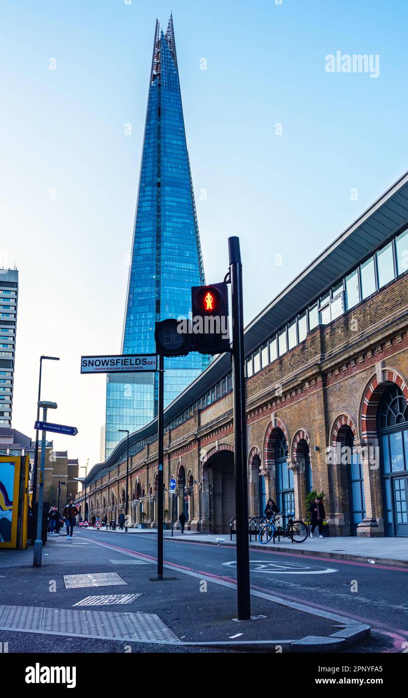 Glazed skyscraper hi-res stock photography and images - Alamy