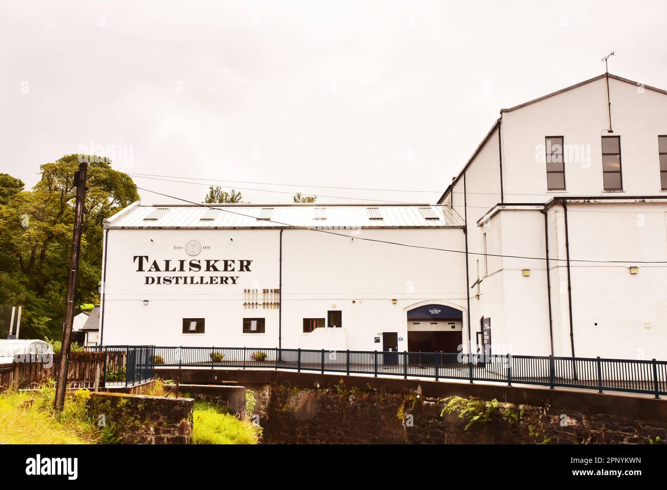 Talisker whisky distillery isle hi-res stock photography and images - Alamy