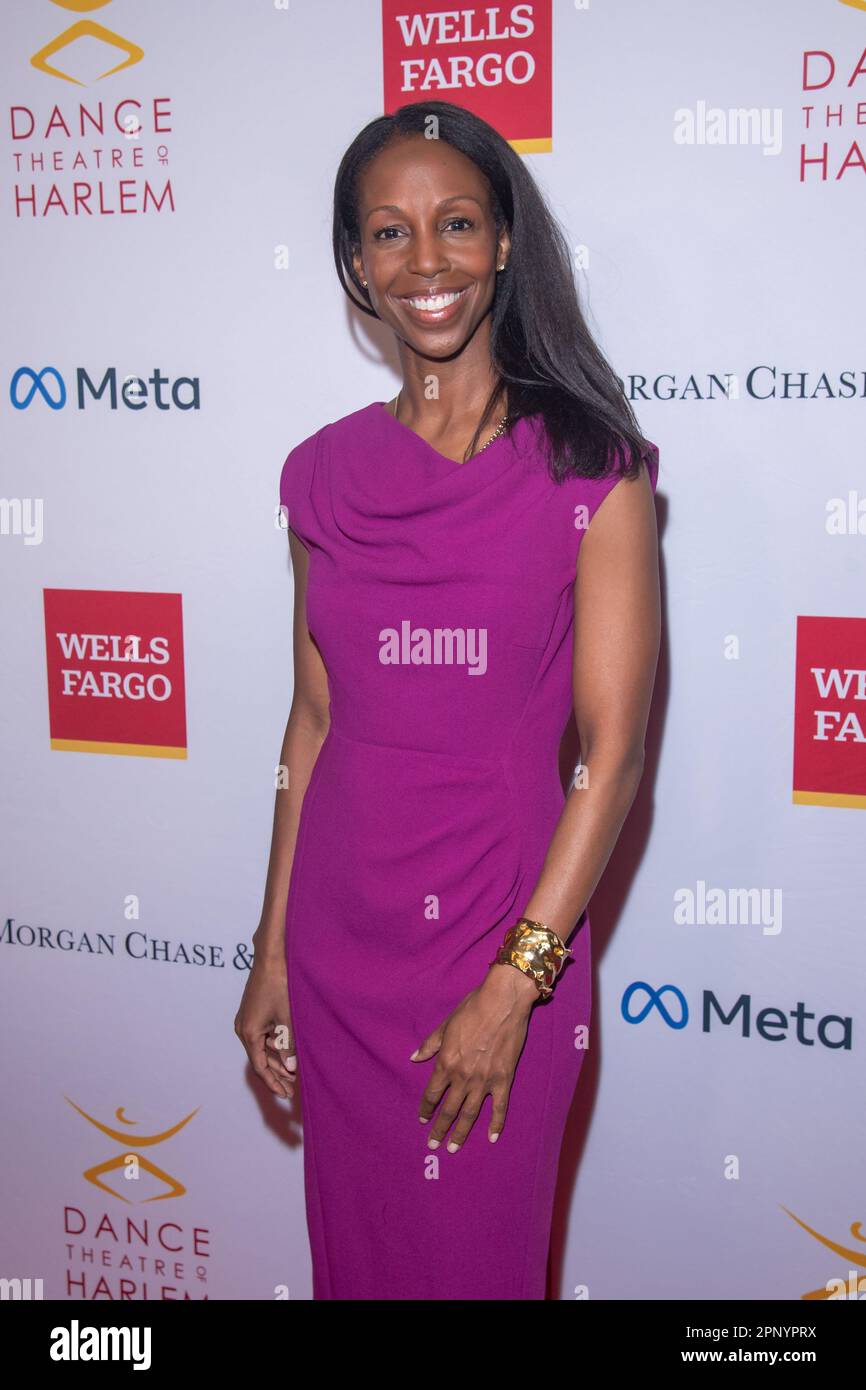 Sarah Shahi Baby Bump