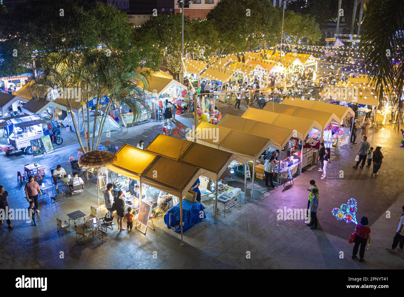 Bustling Dongyong night market in Guangzhou City, south China's ...