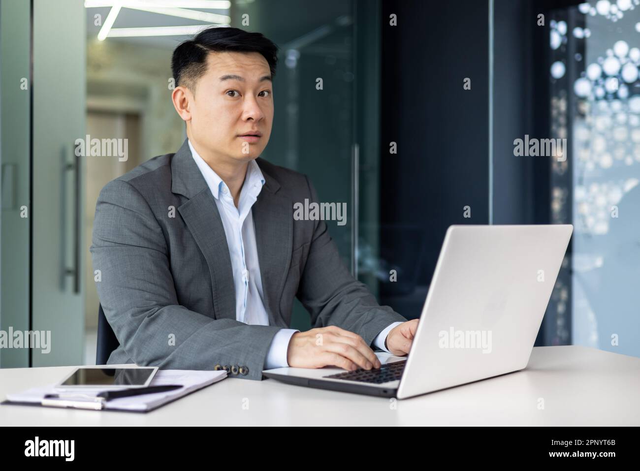 Clerk working chinese man hi-res stock photography and images - Alamy