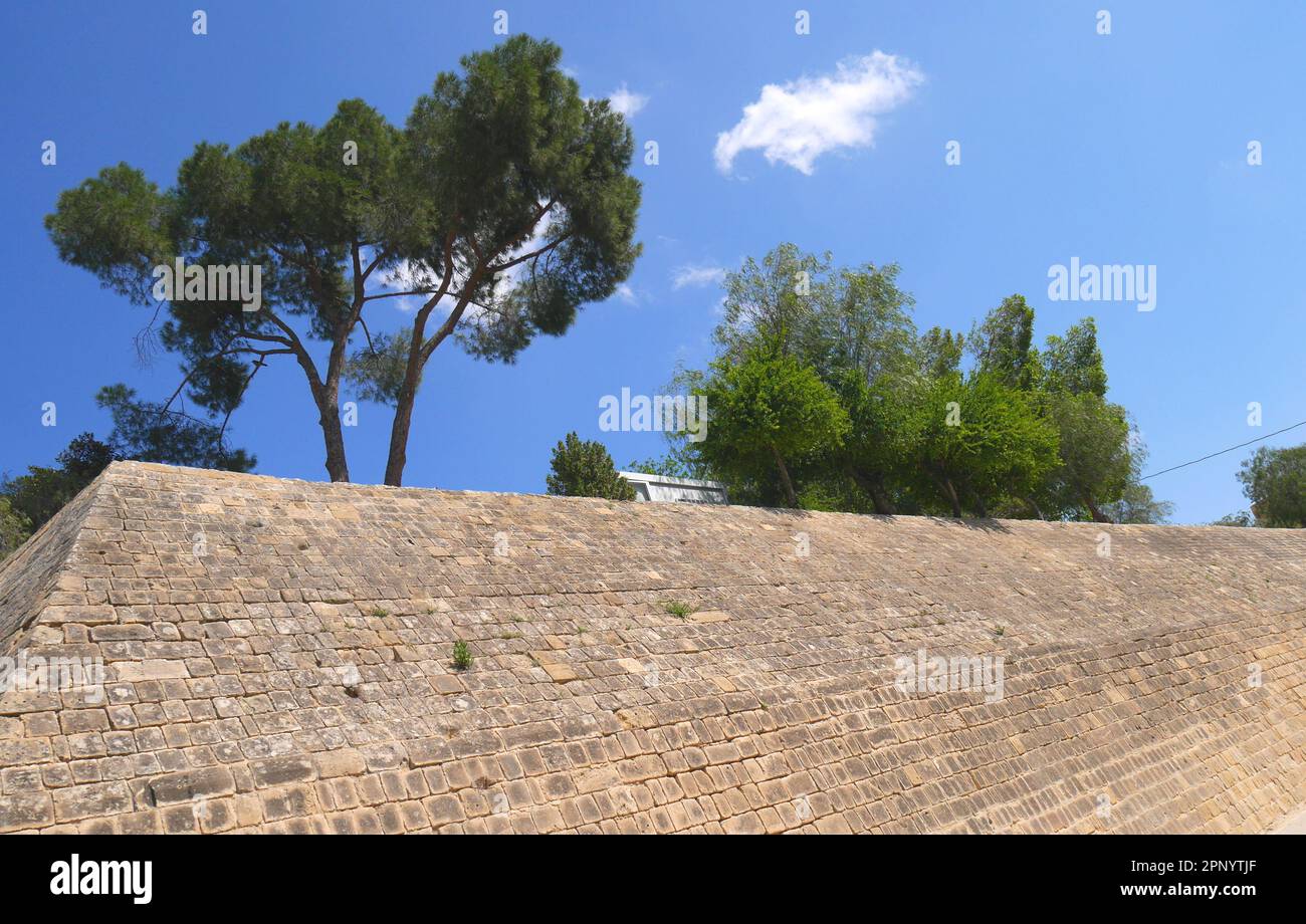 Defensive walls hi-res stock photography and images - Alamy