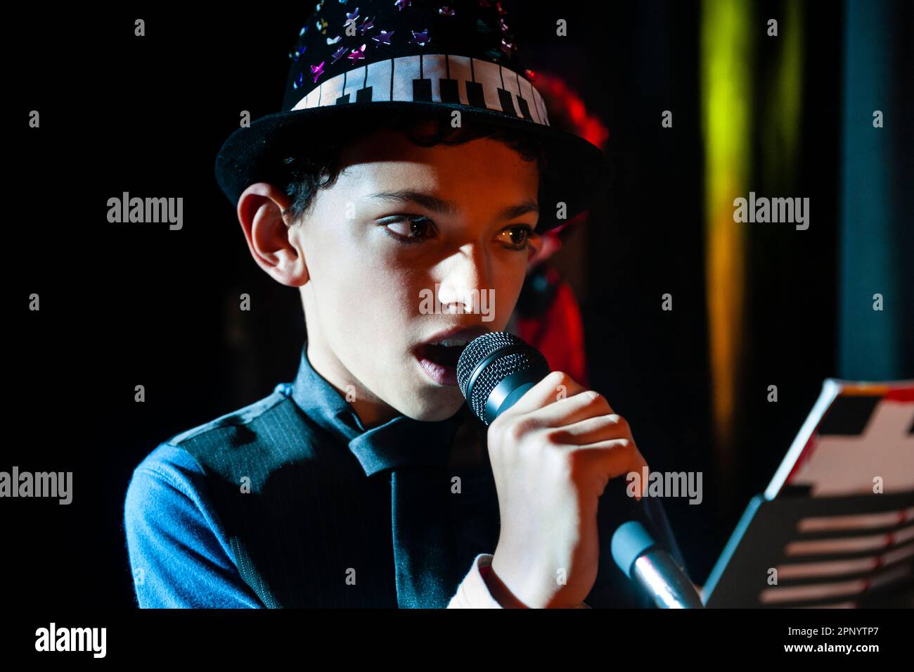 Singing teenager group school hi-res stock photography and images - Alamy