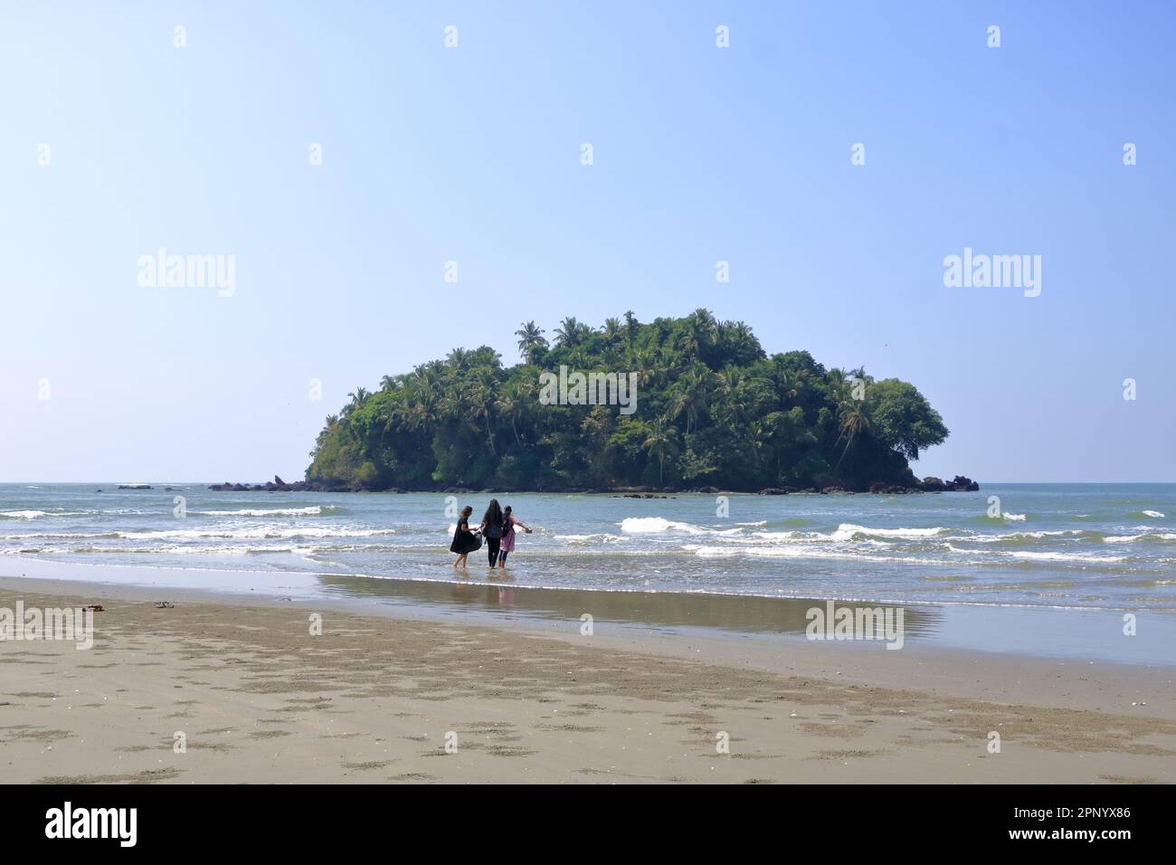 Dharmadam island and beach in Kannur, Kerala in India Stock Photo - Alamy