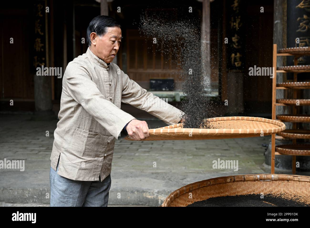 (230421) -- HEFEI, April 21, 2023 (Xinhua) -- Xie Yongzhong, inheritor ...