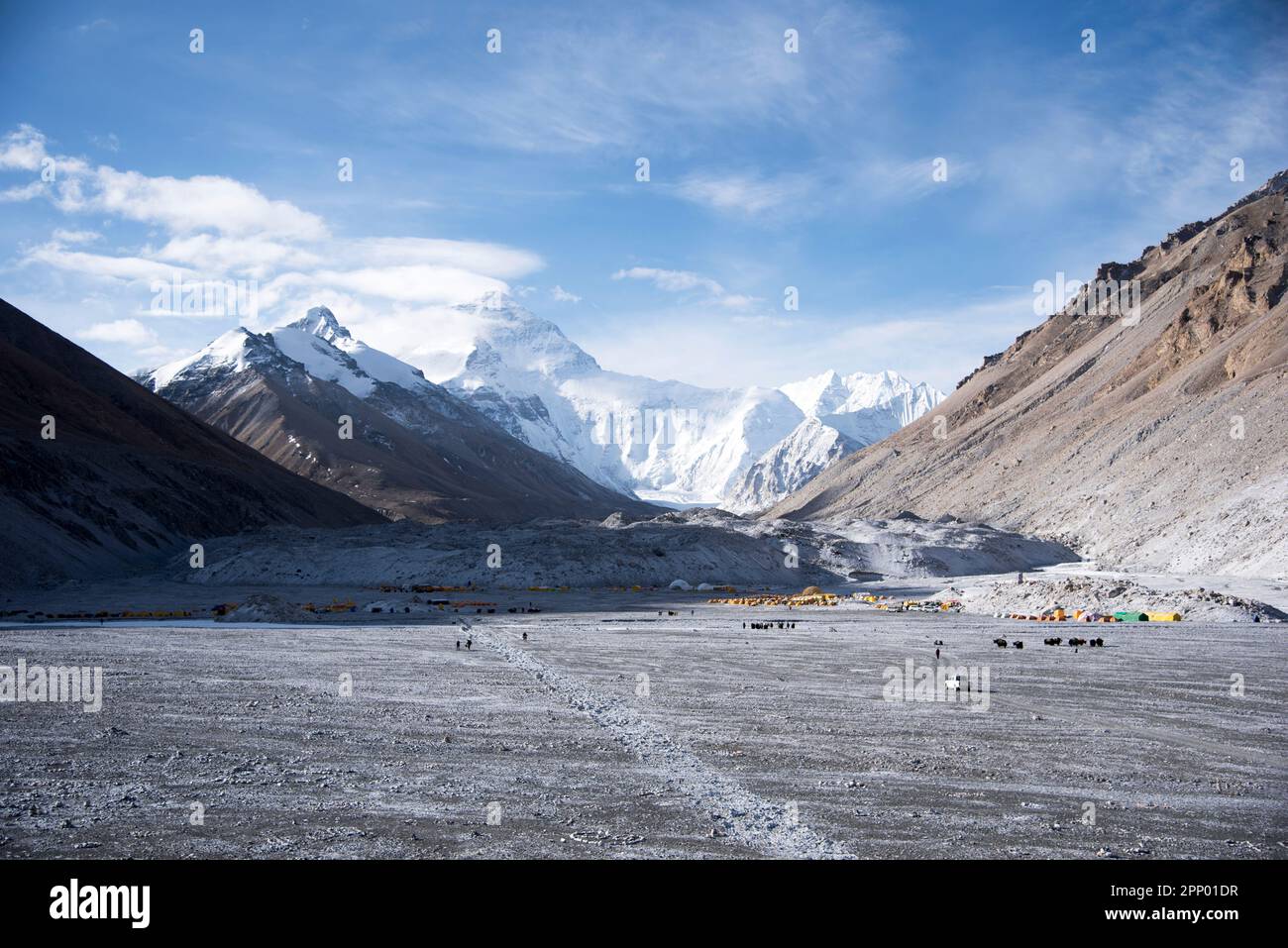 A scenic winter landscape of Mount Everest Base Camp Stock Photo - Alamy