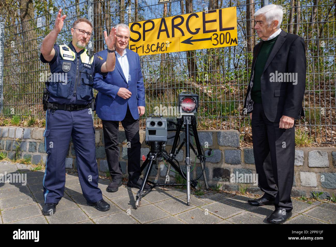 21 April 2023, Bavaria, Nuremberg: Chief Inspector Dirk Klinge (l ...