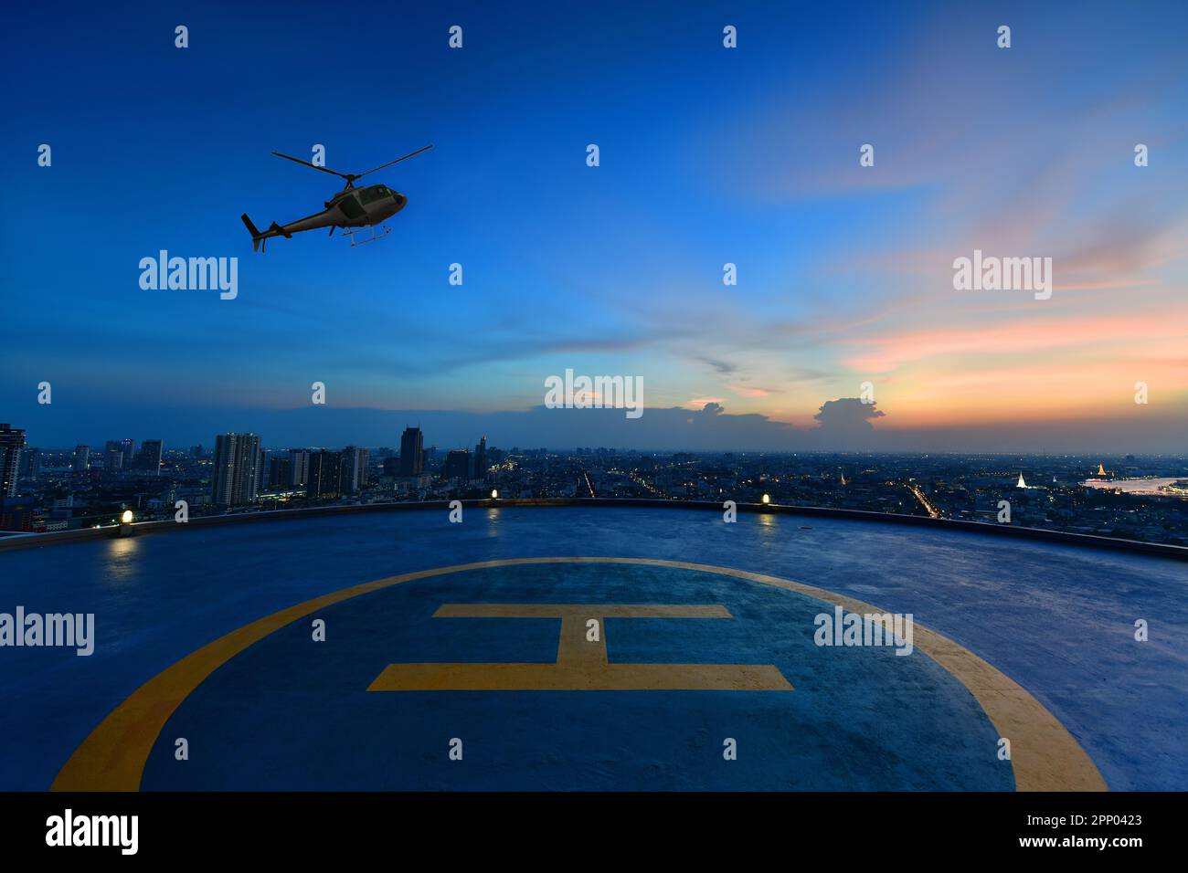 Helicopter parking landing on the roof of a skyscraper with cityscape ...
