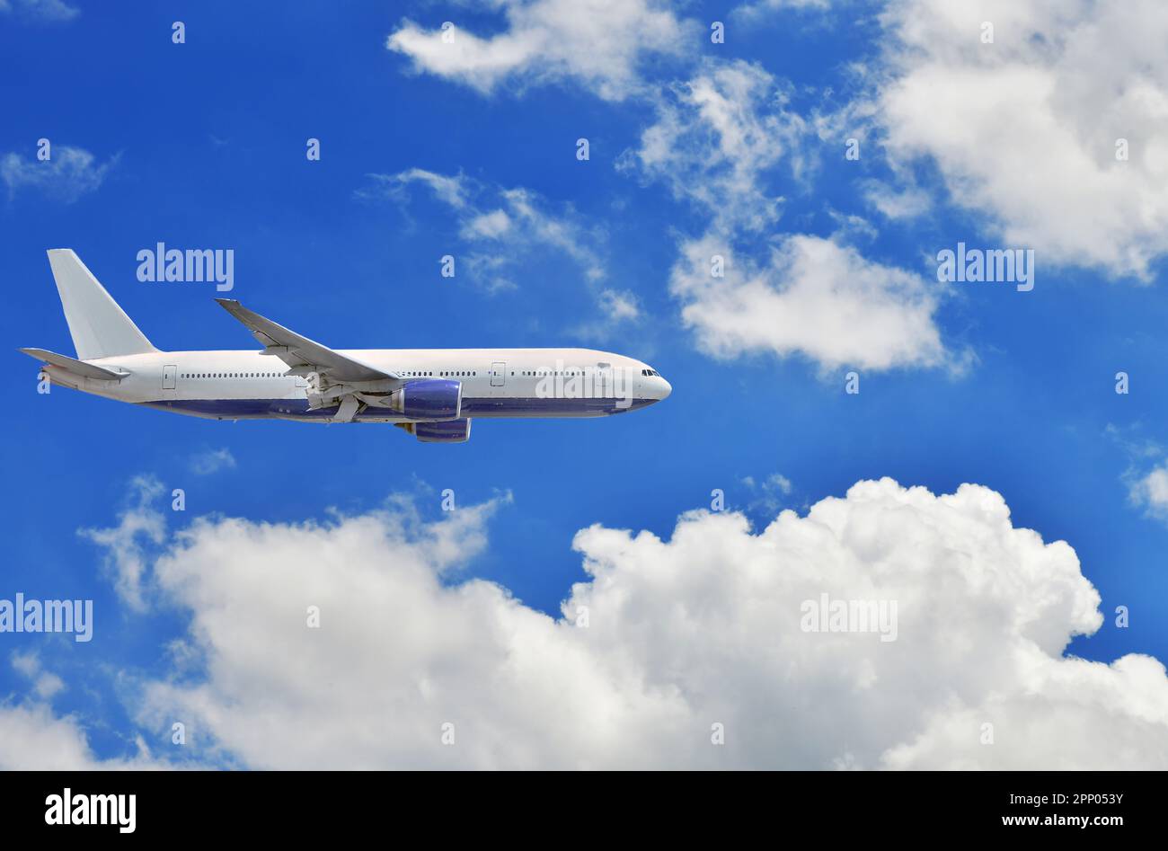 Passenger airliner in sky hi-res stock photography and images - Alamy