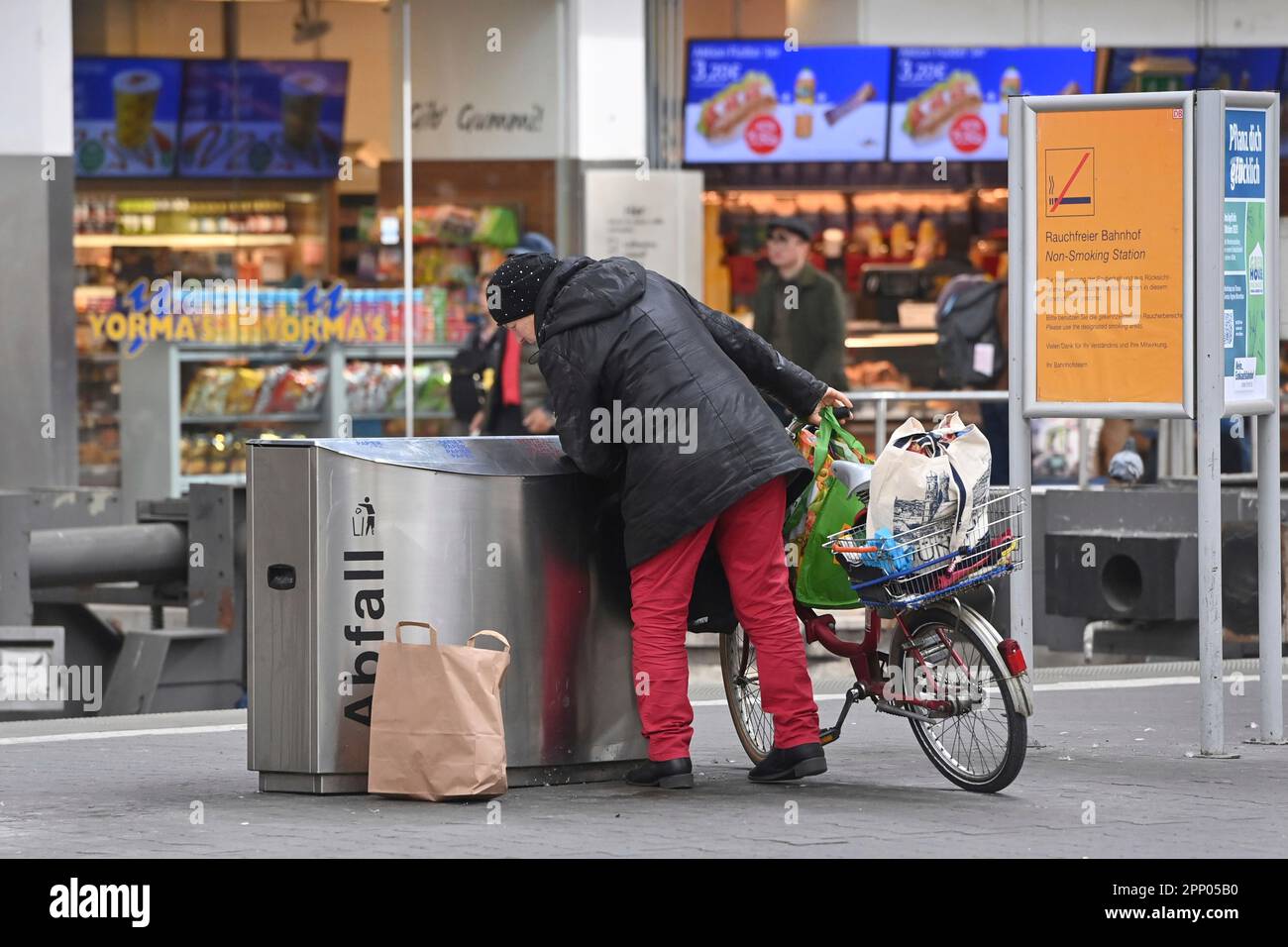 Strike on Friday, April 21, 2023 at the main train station in Munich ...