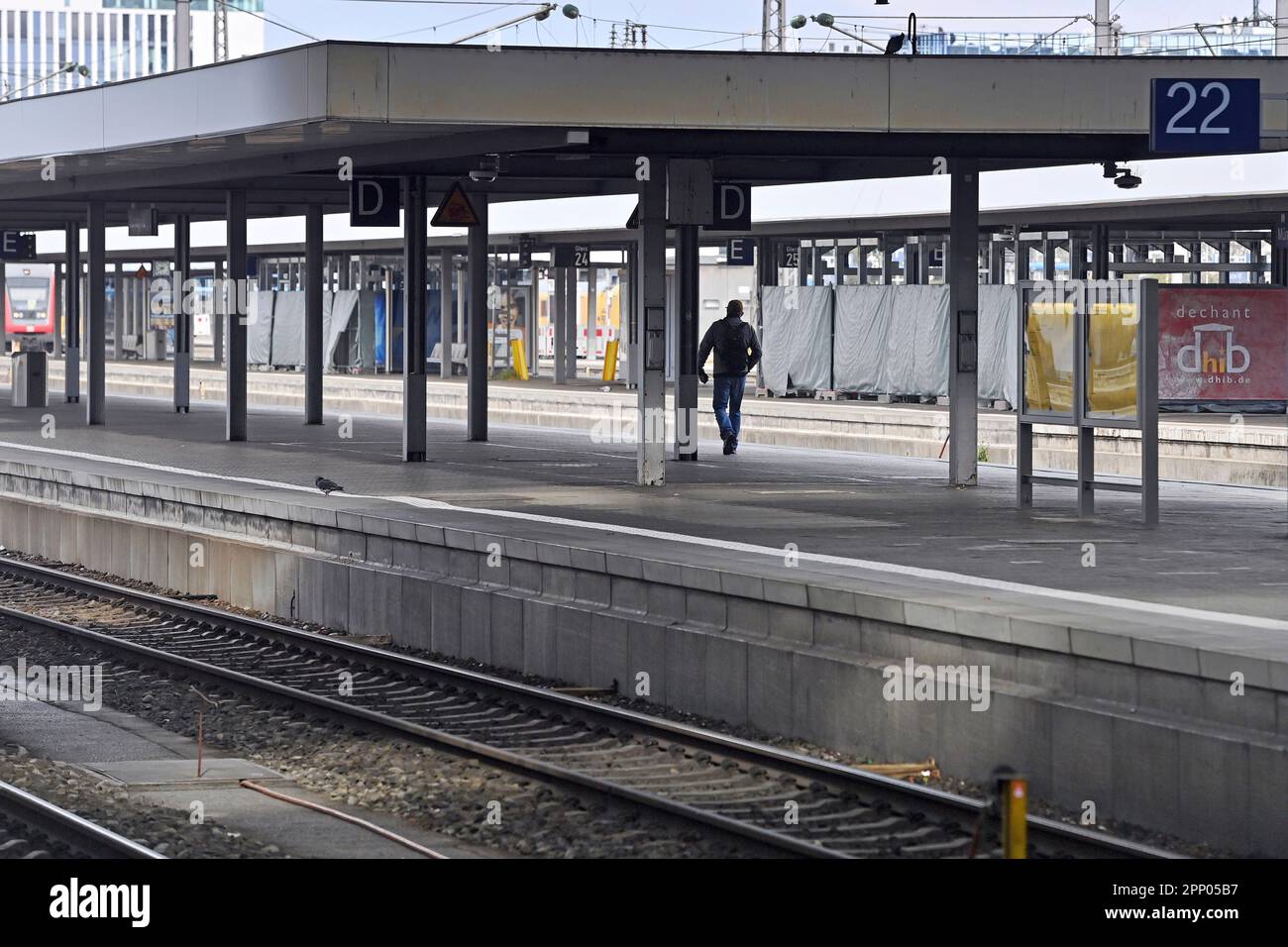 Strike on Friday, April 21, 2023 at the main train station in Munich ...