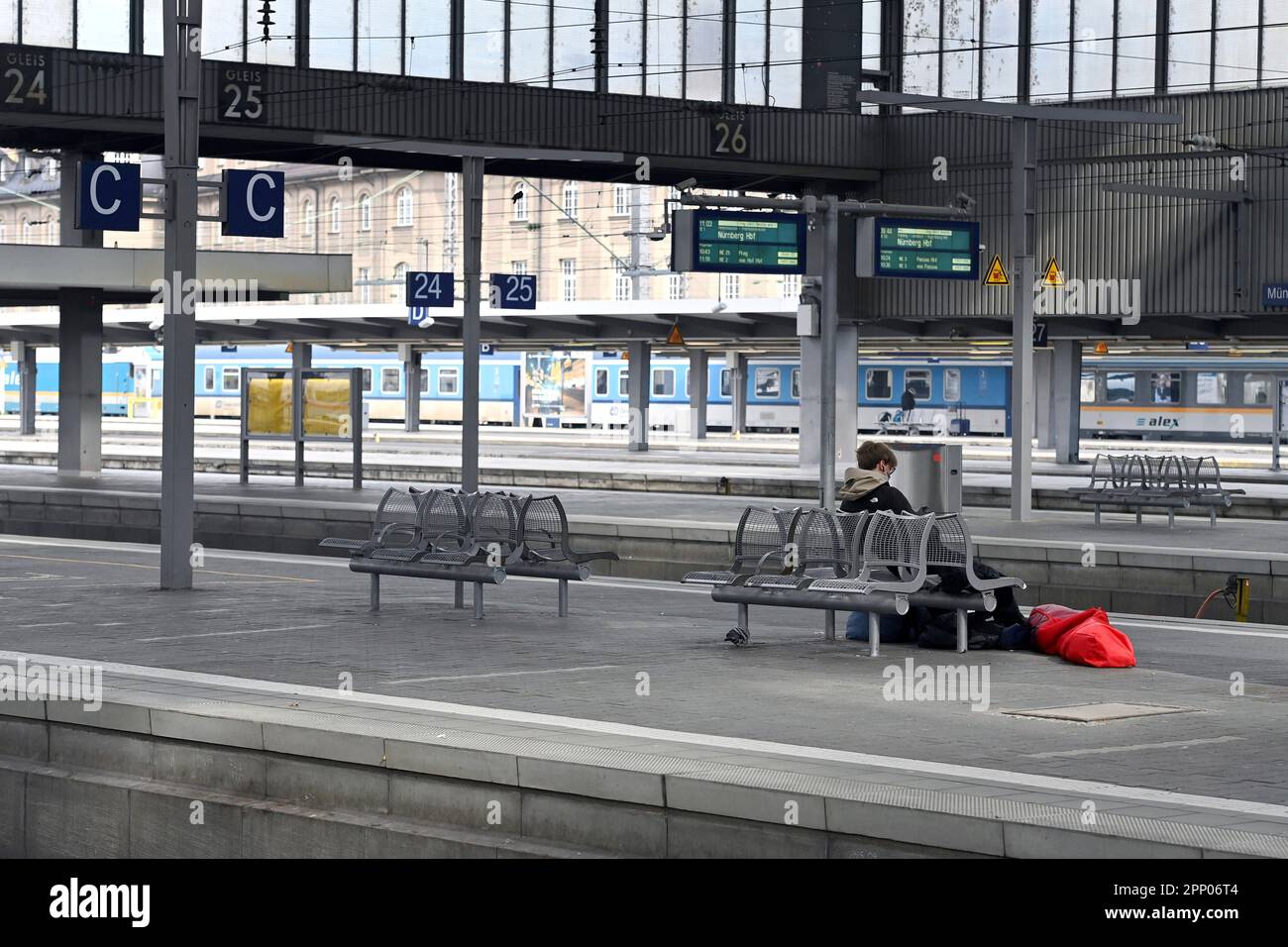 Strike on Friday, April 21, 2023 at the main train station in Munich ...