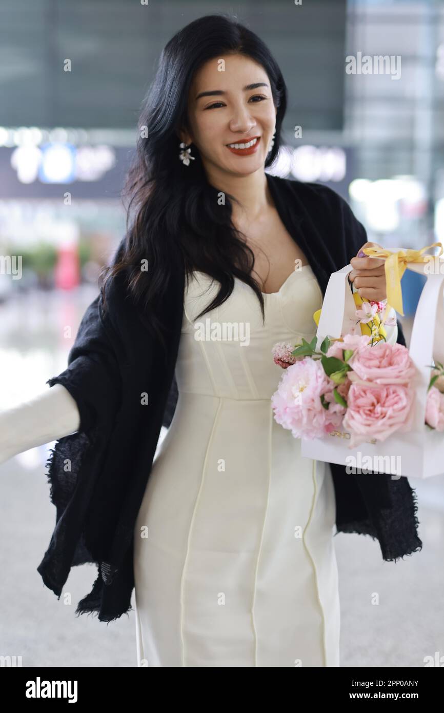 Chinese actress and singer Huang Yi appeared at the airport in Beijing ...
