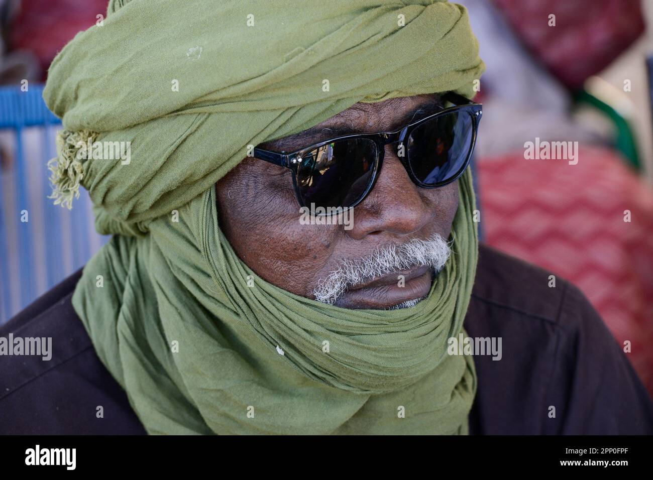 MALI, Gao, village BAGOUNDJÉ, man wears Boubou and Tagelmust headgear ...