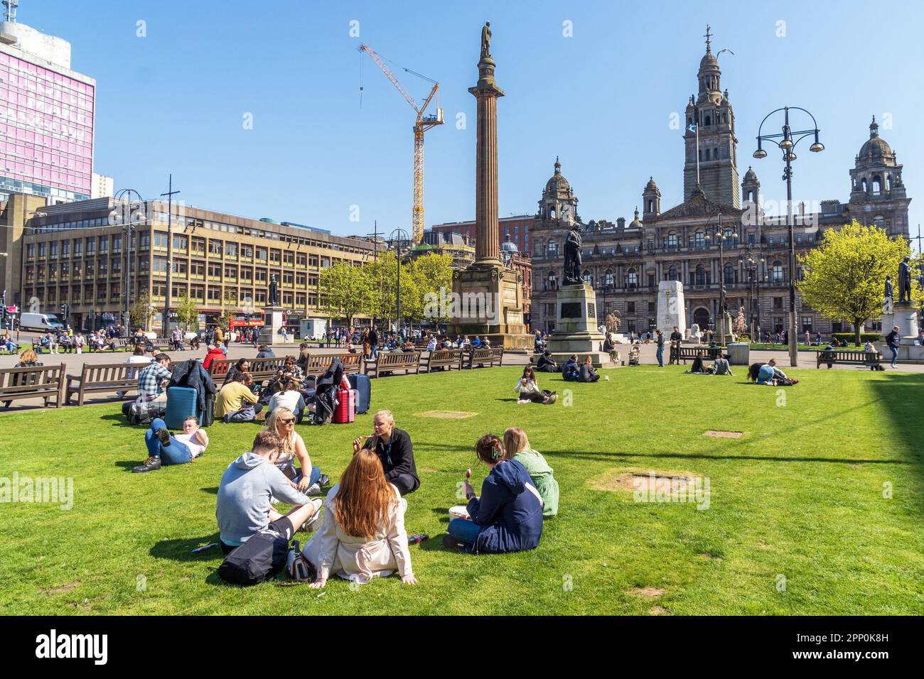 Glasgow, UK. 21st Apr, 2023. With the continuing sunny and warm spring ...