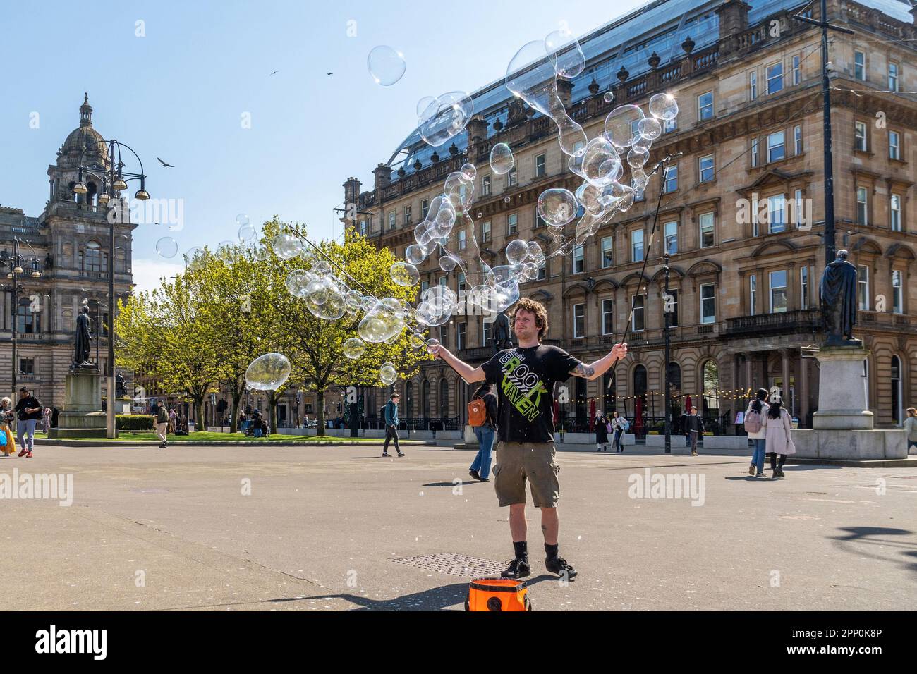 Glasgow, UK. 21st Apr, 2023. With the continuing sunny and warm spring ...