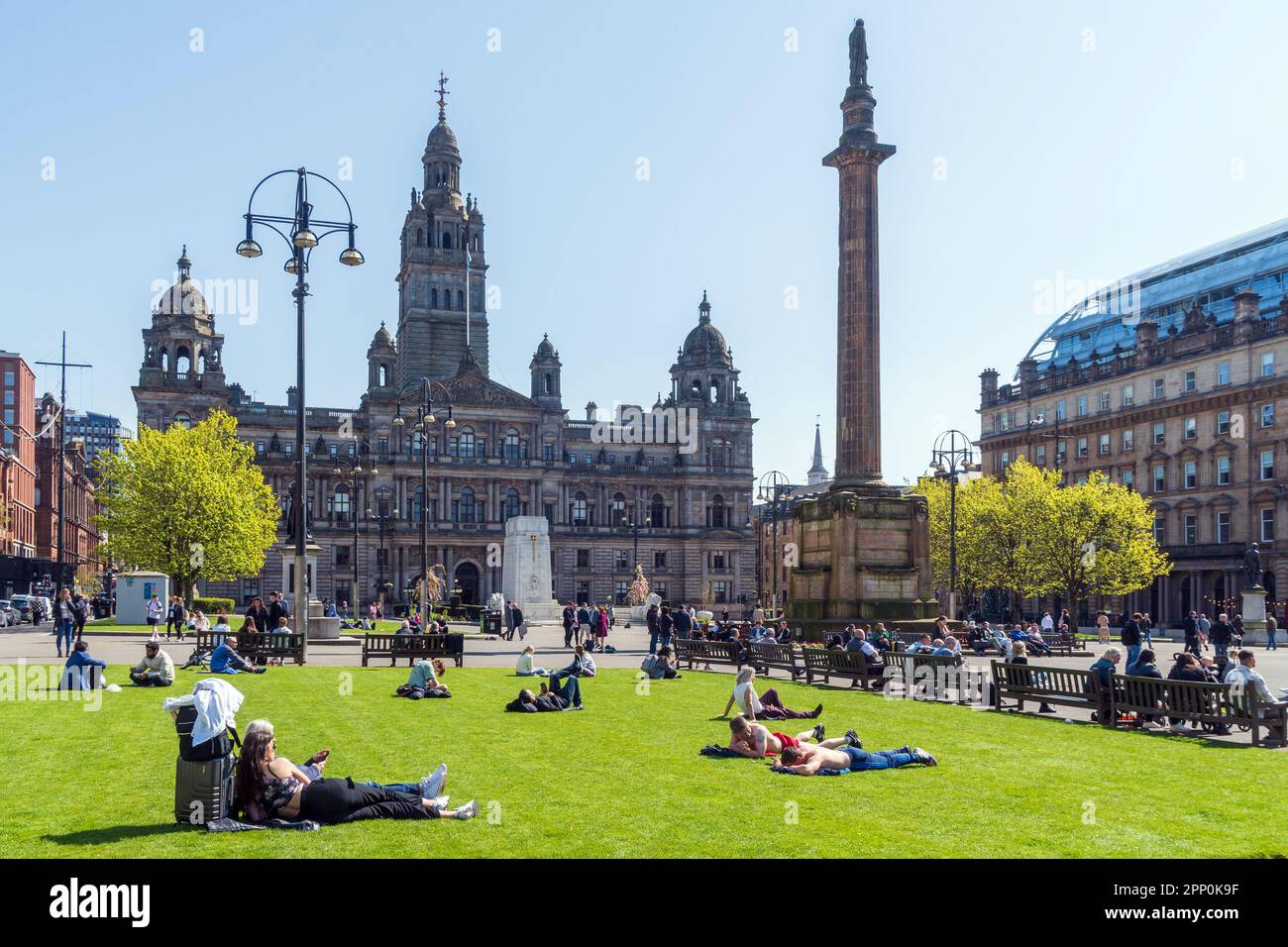 Glasgow, UK. 21st Apr, 2023. With the continuing sunny and warm spring ...