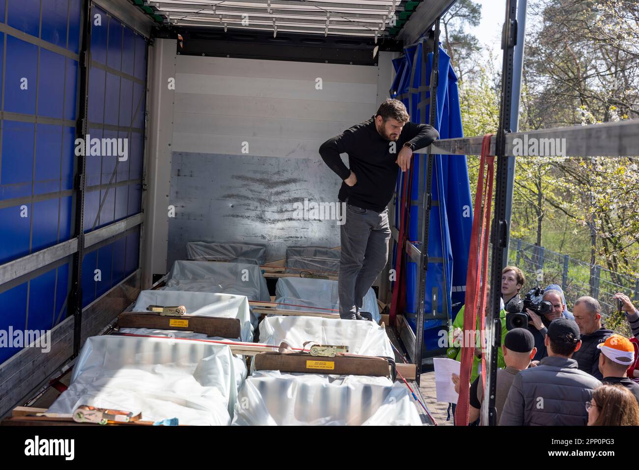 21 April 2023, Hesse, Grävenhausen: The truck drivers show which piece ...