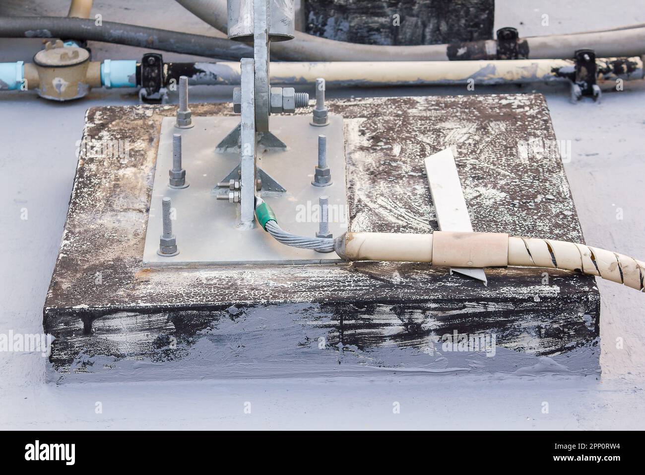 Installing the ground wire system with the steel frame of the ...