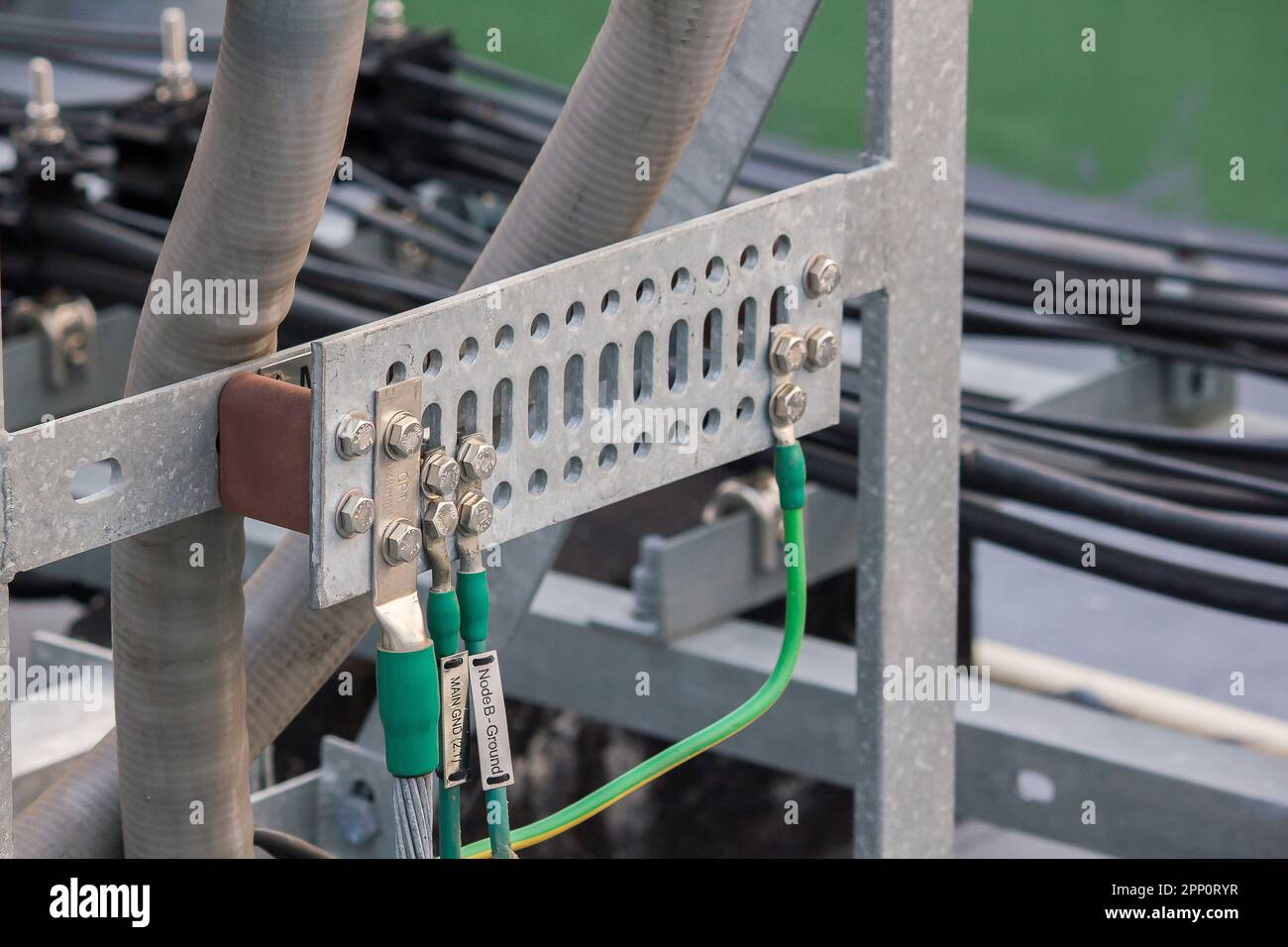 Installing the ground wire system with the steel frame of the ...