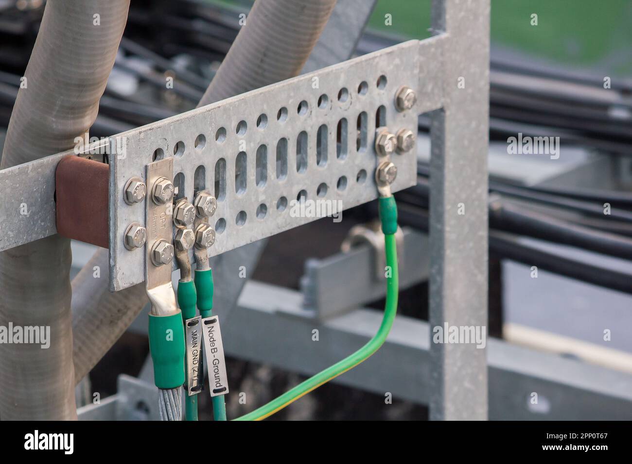 Installing the ground wire system with the steel frame of the ...