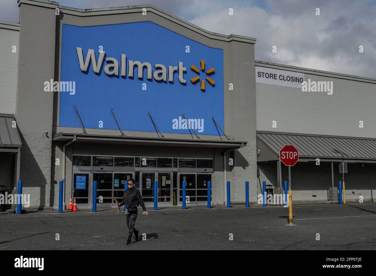 Walmart store employee hi-res stock photography and images - Alamy