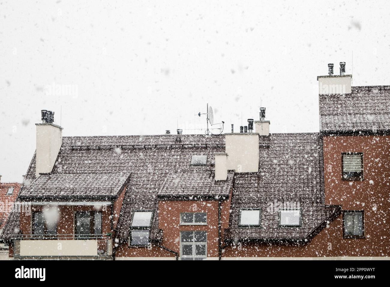 Snow white, large flakes of falling snow, view of the roof of the ...