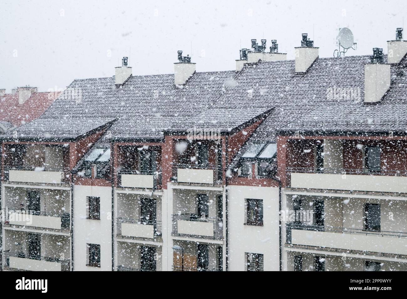 Snow white, large flakes of falling snow, view of the roof of the ...