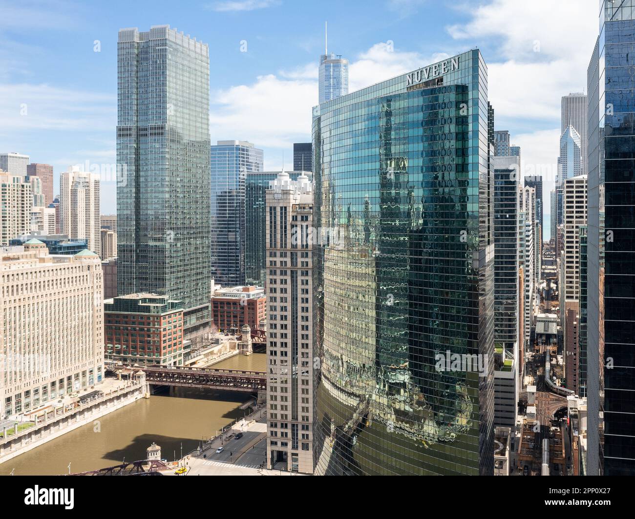 View along chicago river hi-res stock photography and images - Alamy