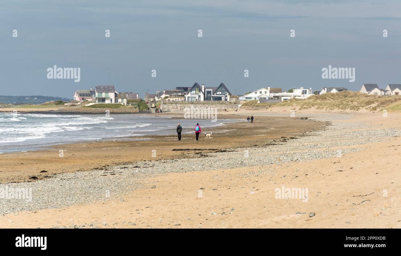 View of Traeth Llydan beach, Rhosneigr, Anglesey, North Wales, UK ...