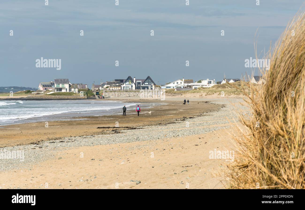 View of Traeth Llydan beach, Rhosneigr, Anglesey, North Wales, UK ...