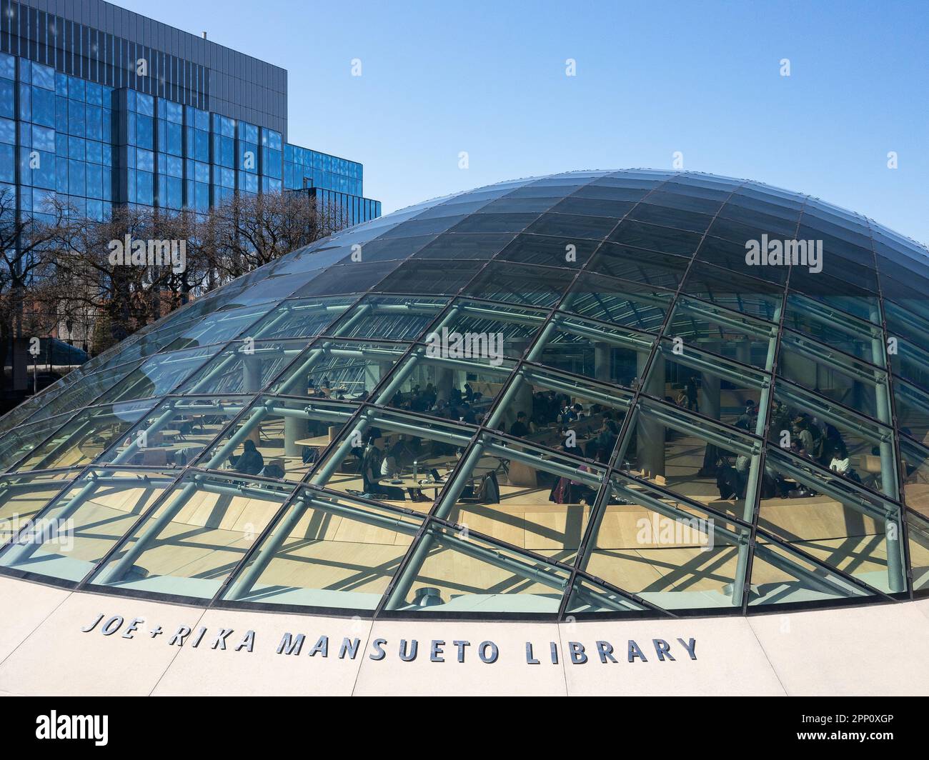 Joe and Rika Mansueto Library on the University of Chicago campus ...