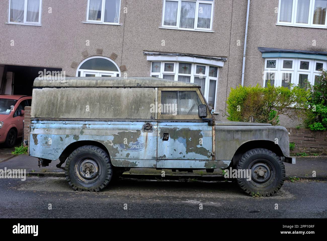 Very dirty, unwashed, car, Land-rover Stock Photo - Alamy