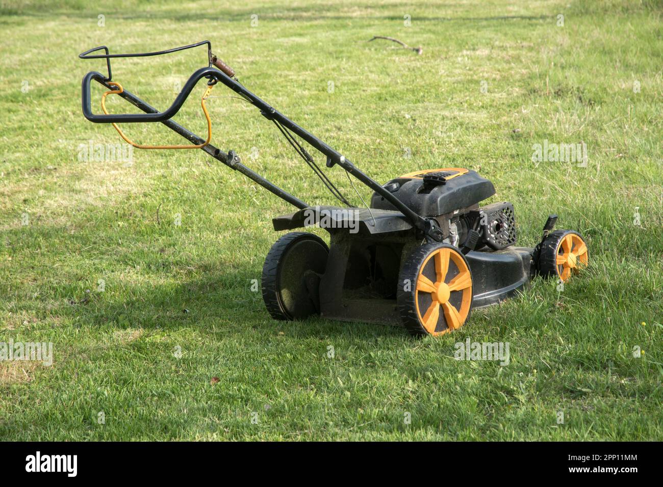 Motor lawn mower hi-res stock photography and images - Alamy