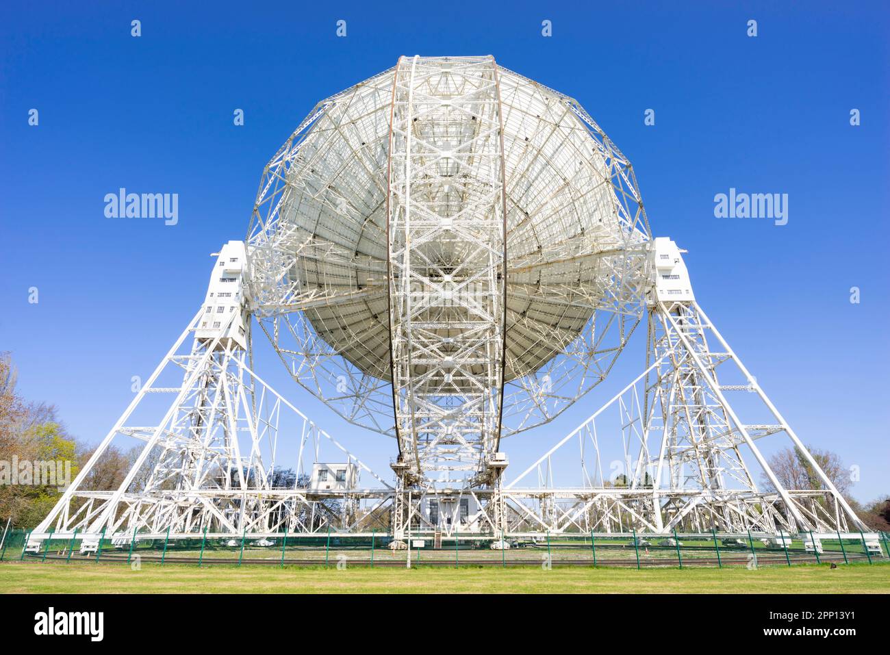 Jodrell Bank radio telescope, the Lovell telescope at Jodrell Bank ...