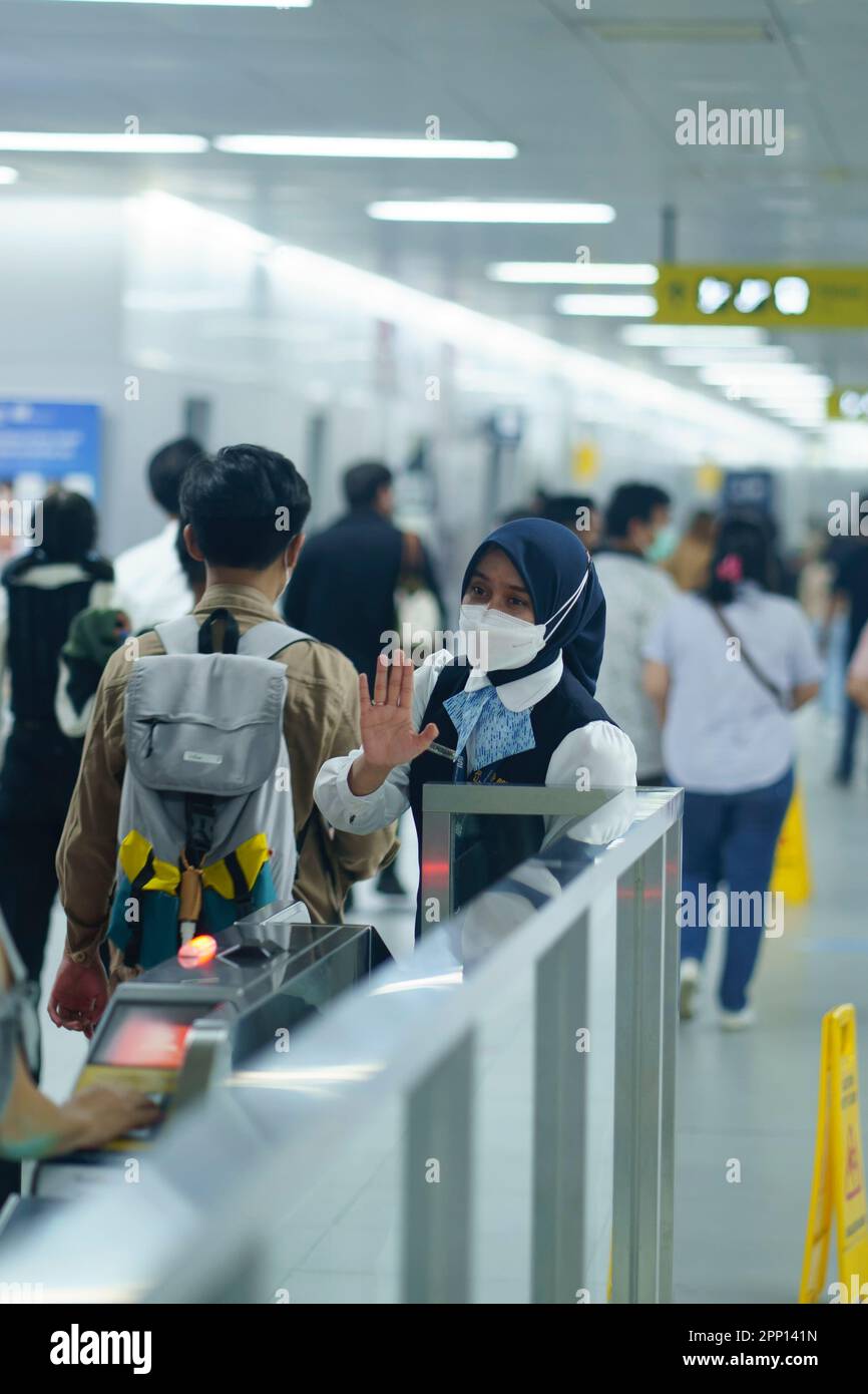 Mrt tap in machine hi-res stock photography and images - Alamy