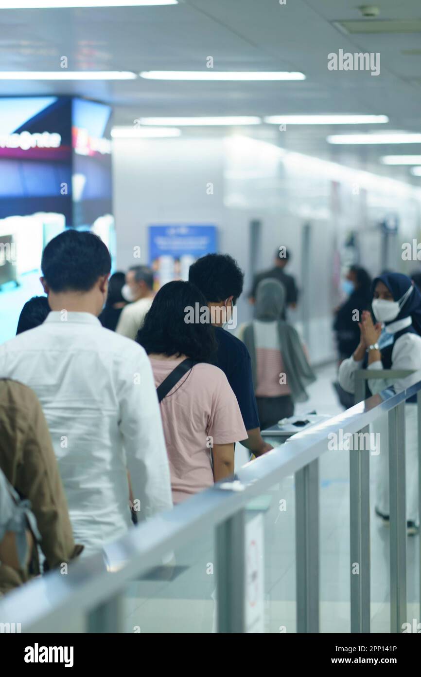 Mrt tap in machine hi-res stock photography and images - Alamy