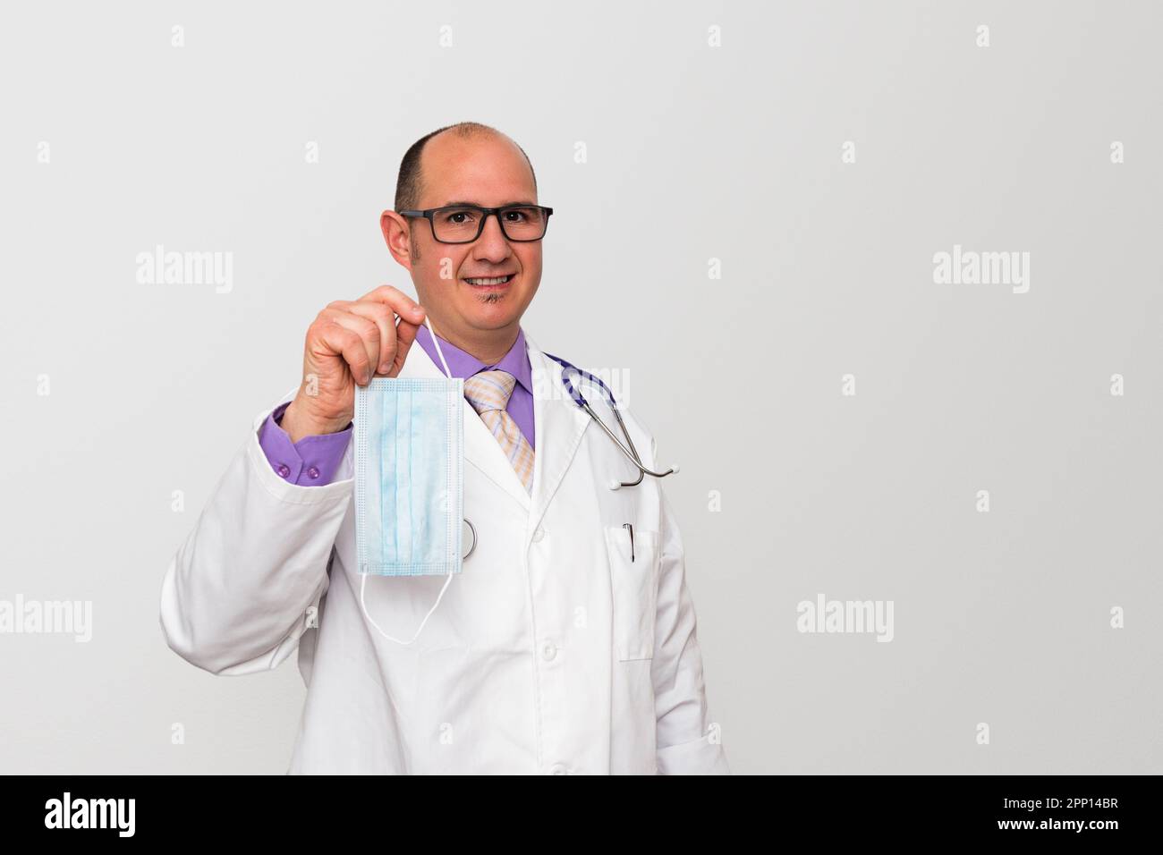 Doctor white coat mask hi-res stock photography and images - Alamy