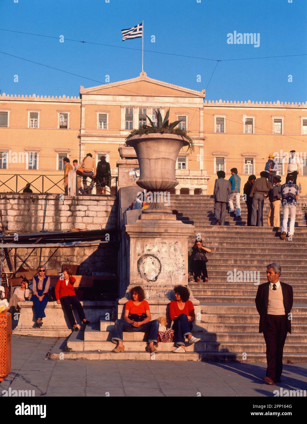 TURISTAS EN LA PLAZA ANTE EL PALACIO DEL CONGRESO. Location: PARLAMENTO ...