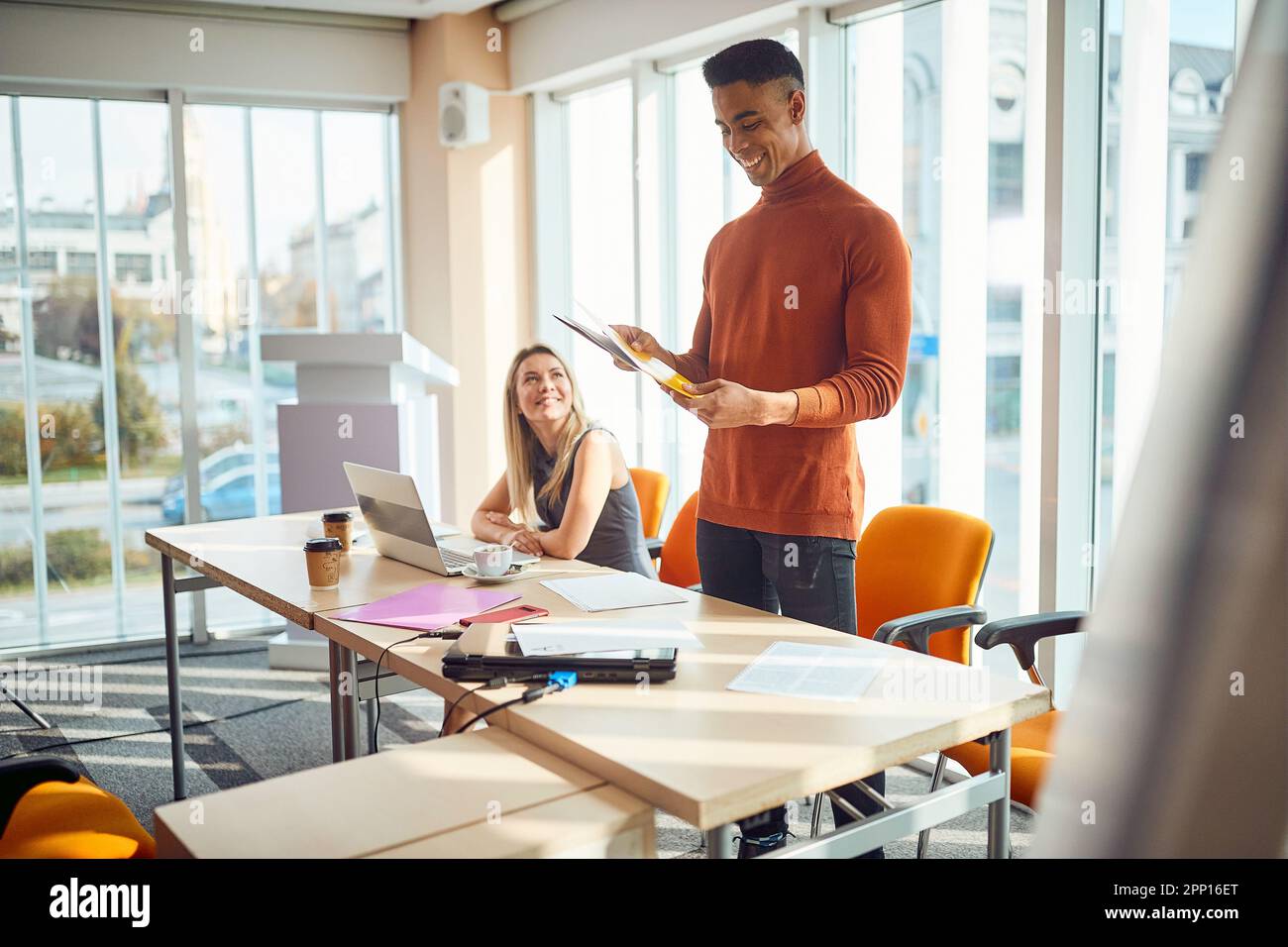 Office socializing hi-res stock photography and images - Alamy