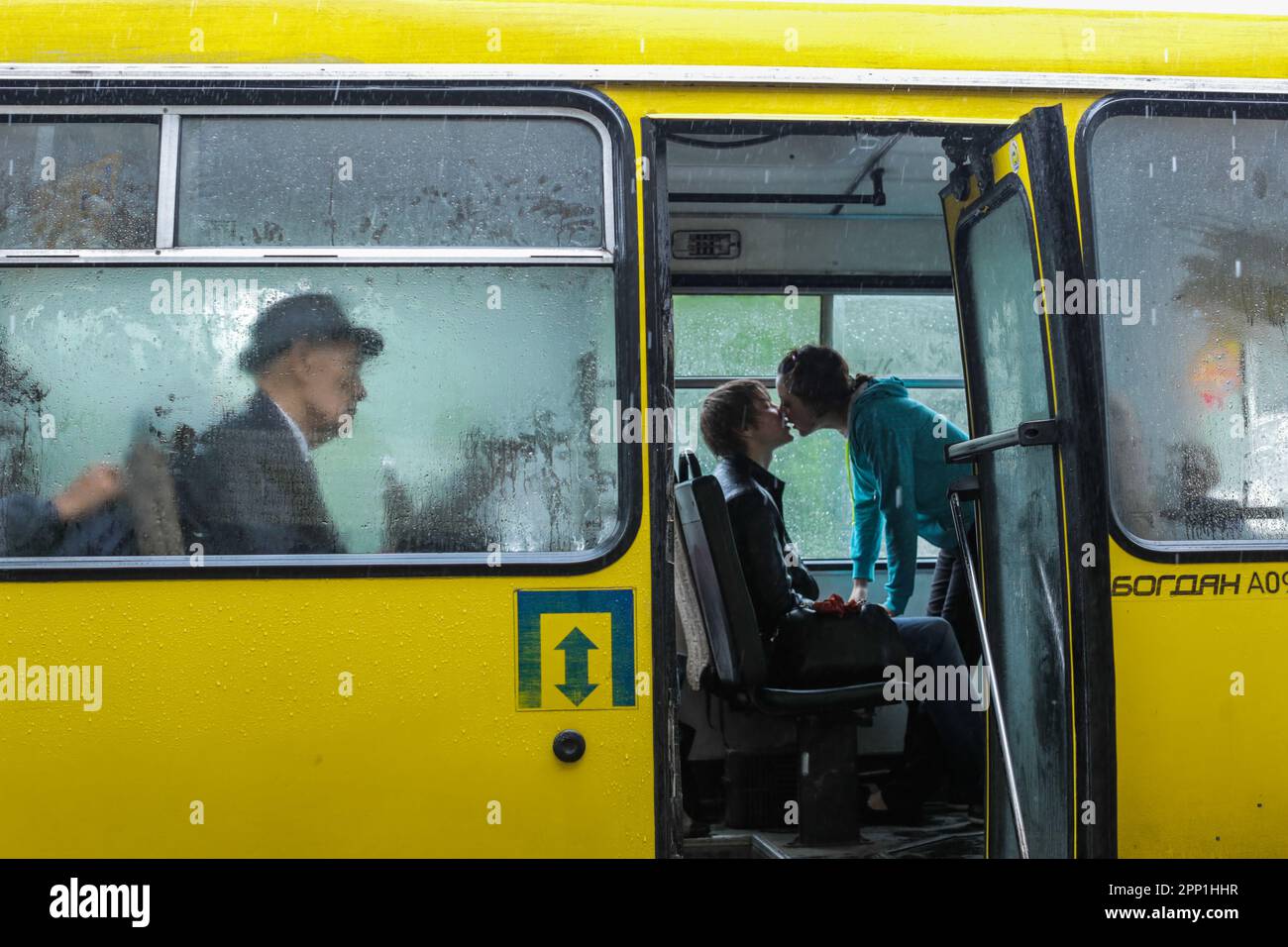 Kissing and bus hi-res stock photography and images - Alamy