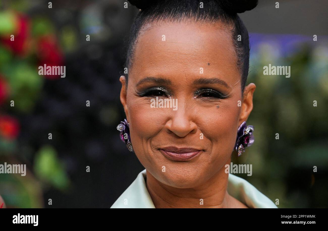 A bridgerton story world premiere hi-res stock photography and images ...