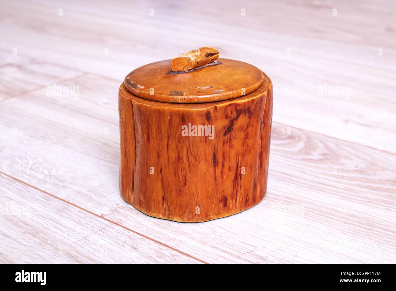 Wooden box with threads and needles close up Stock Photo - Alamy