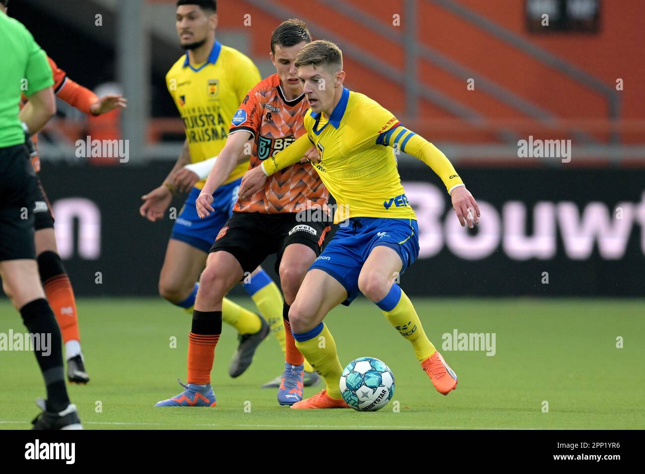 VOLENDAM - (lr) Calvin Twigt of FC Volendam, Mees Hoedemakers of SC ...